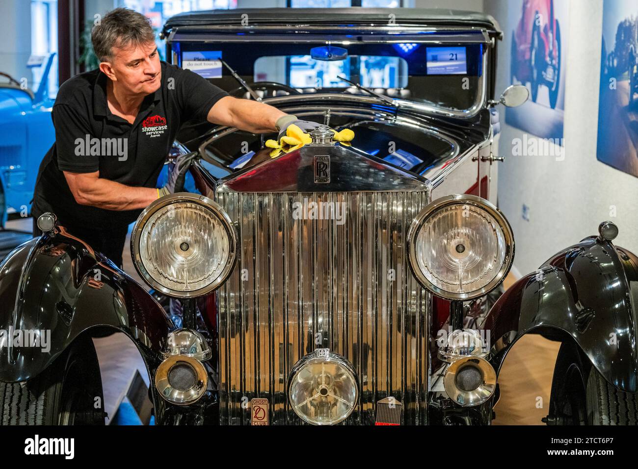 London, UK. 14th Dec, 2023. A final polish of 1933 Rolls-Royce 20/25hp ...