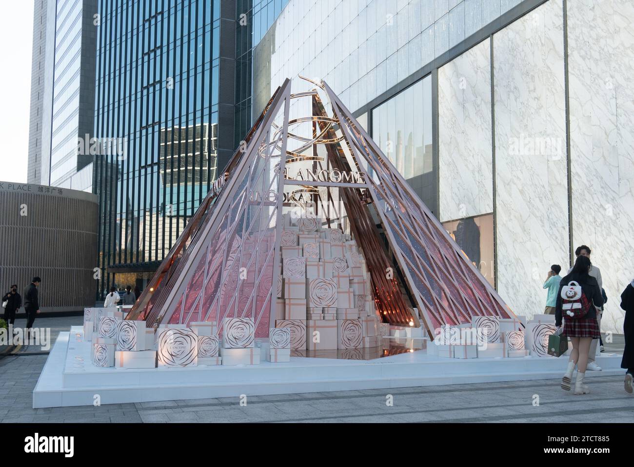 Shanghai, China. 14th Dec, 2023. Customers are receiving distributed ...