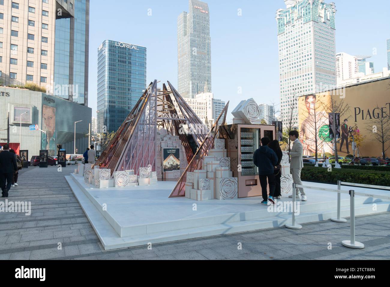 Shanghai, China. 14th Dec, 2023. Customers are receiving distributed ...