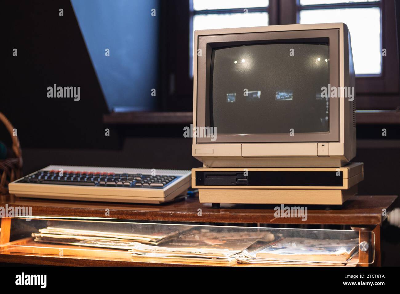 Very old computer and keyboard on the desk Stock Photo - Alamy