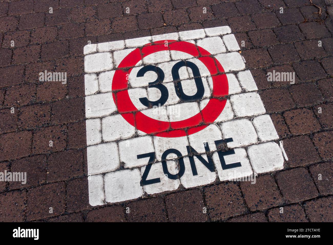Tempo 30 Zone, auf Pflastersteine aufgesprühtes Tempo- 30-Schild ...