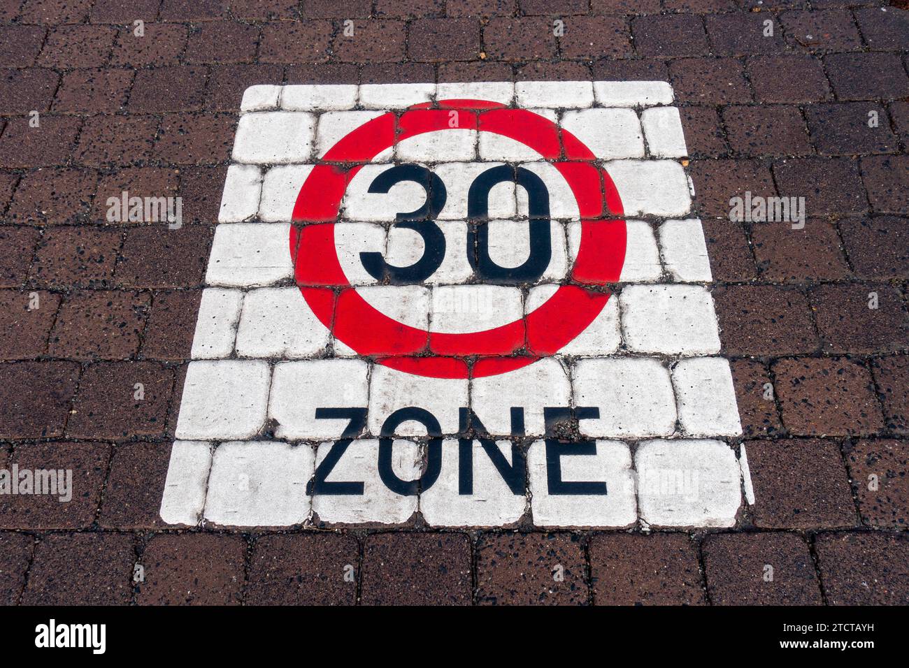 Tempo 30 Zone, auf Pflastersteine aufgesprühtes Tempo- 30-Schild ...