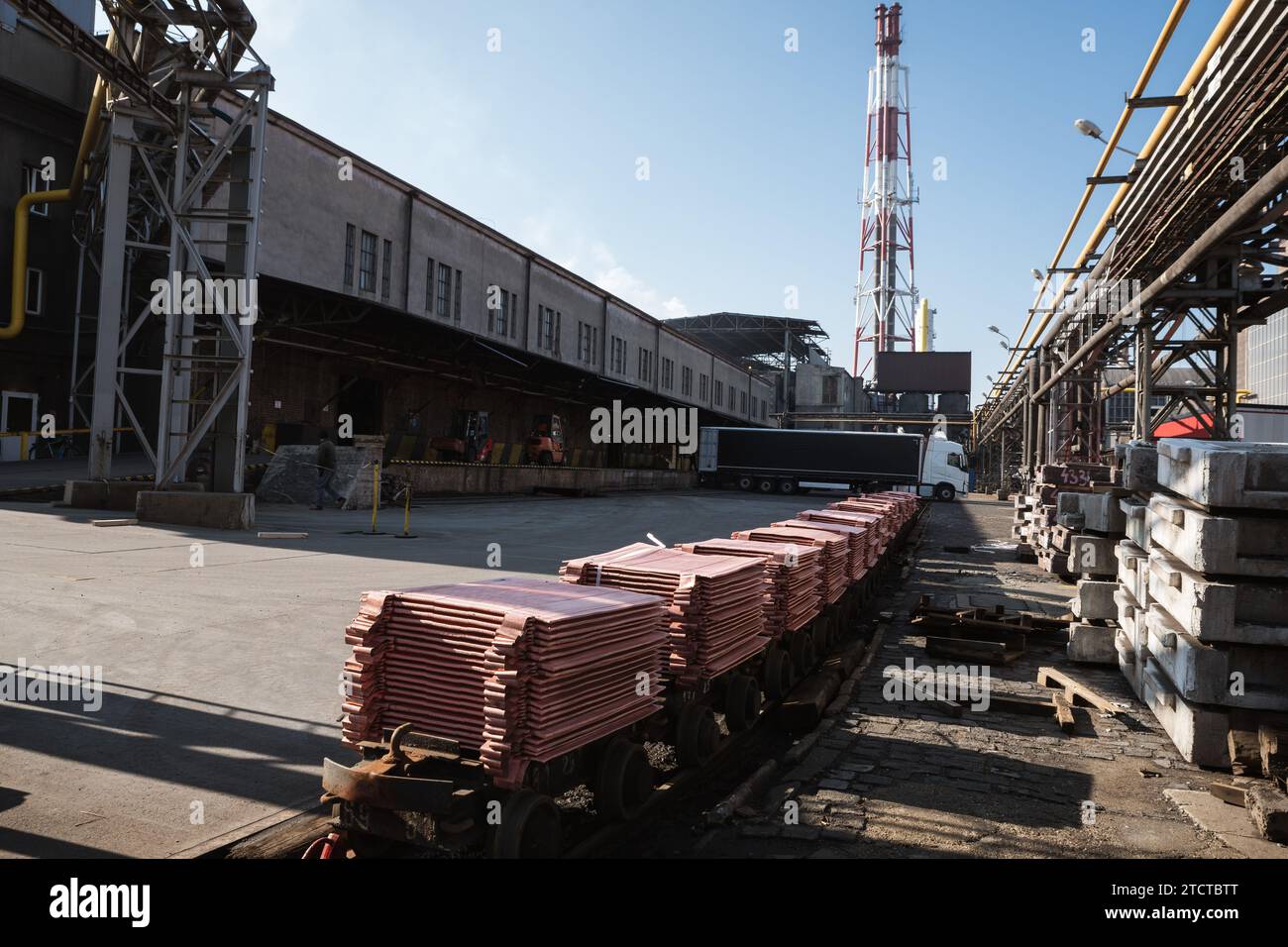 Copper bars in the smelter loaded for rail transport Stock Photo - Alamy