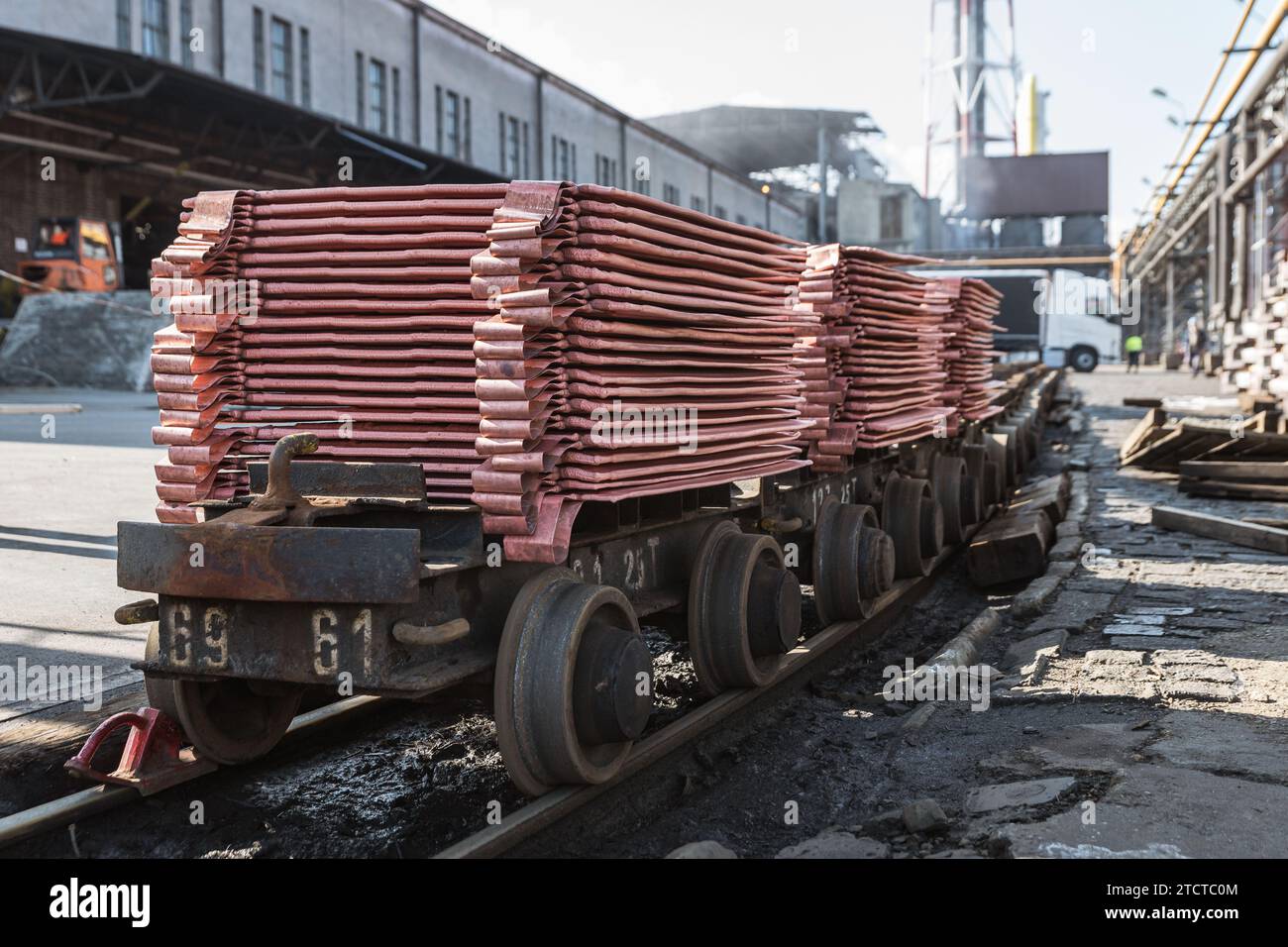 Copper bars in the smelter loaded for rail transport Stock Photo - Alamy