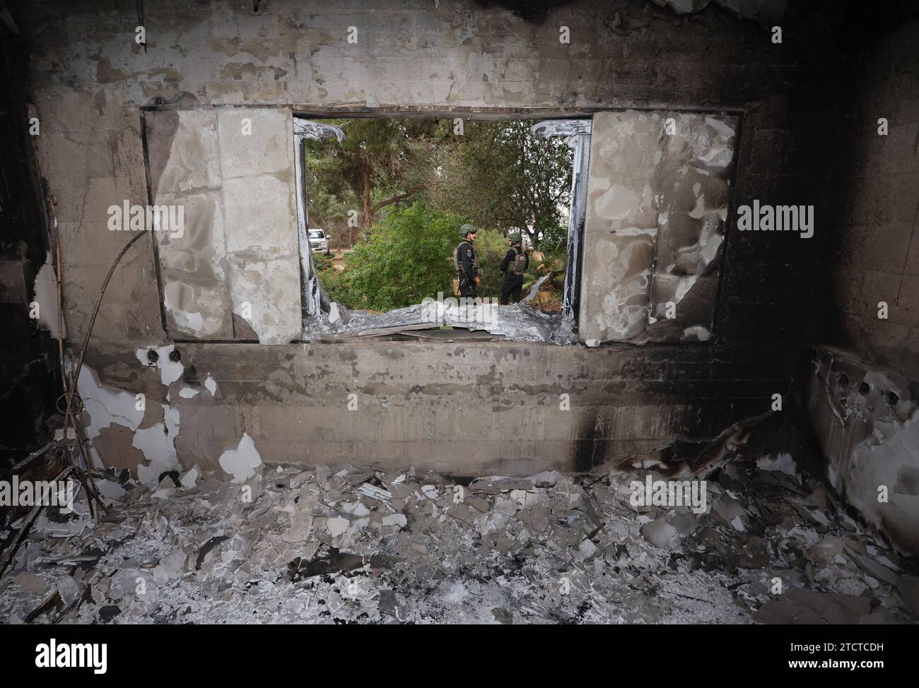 Magen, Israel. 14th Dec, 2023. Police officers stand in the garden of a ...