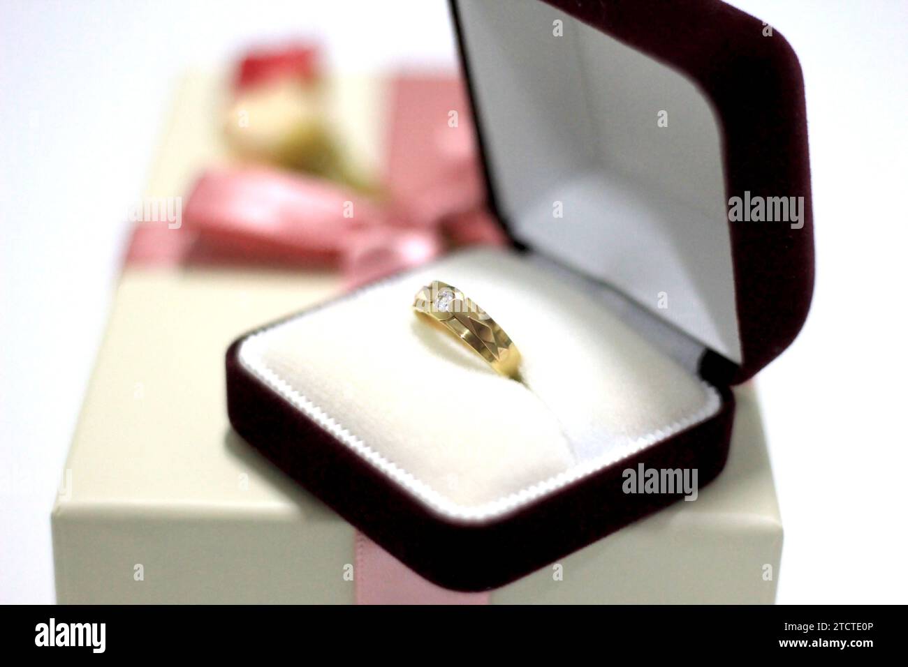 Gold ring box hi-res stock photography and images - Alamy