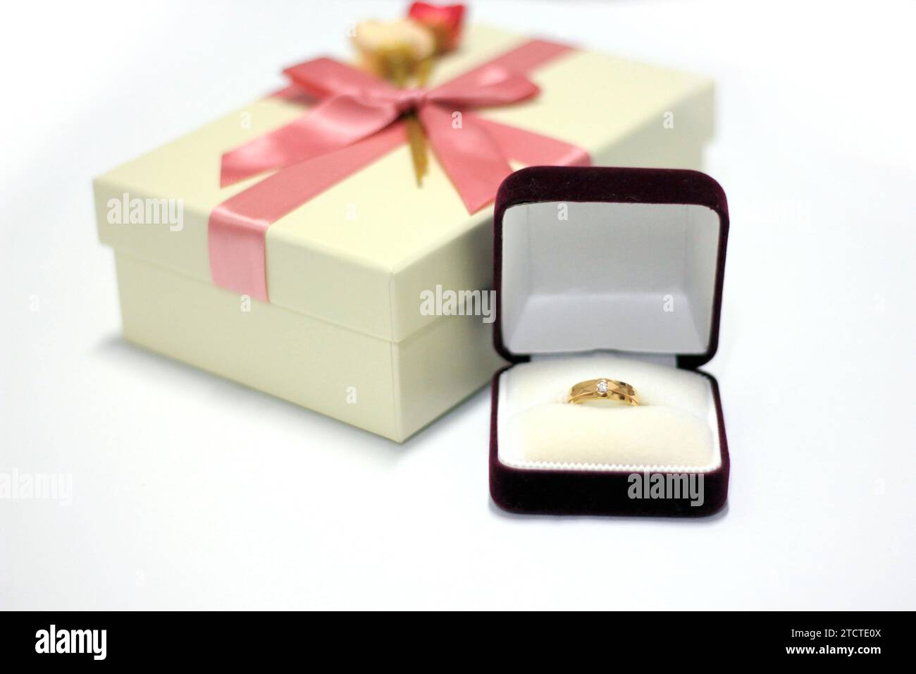 Gold ring box hi-res stock photography and images - Alamy