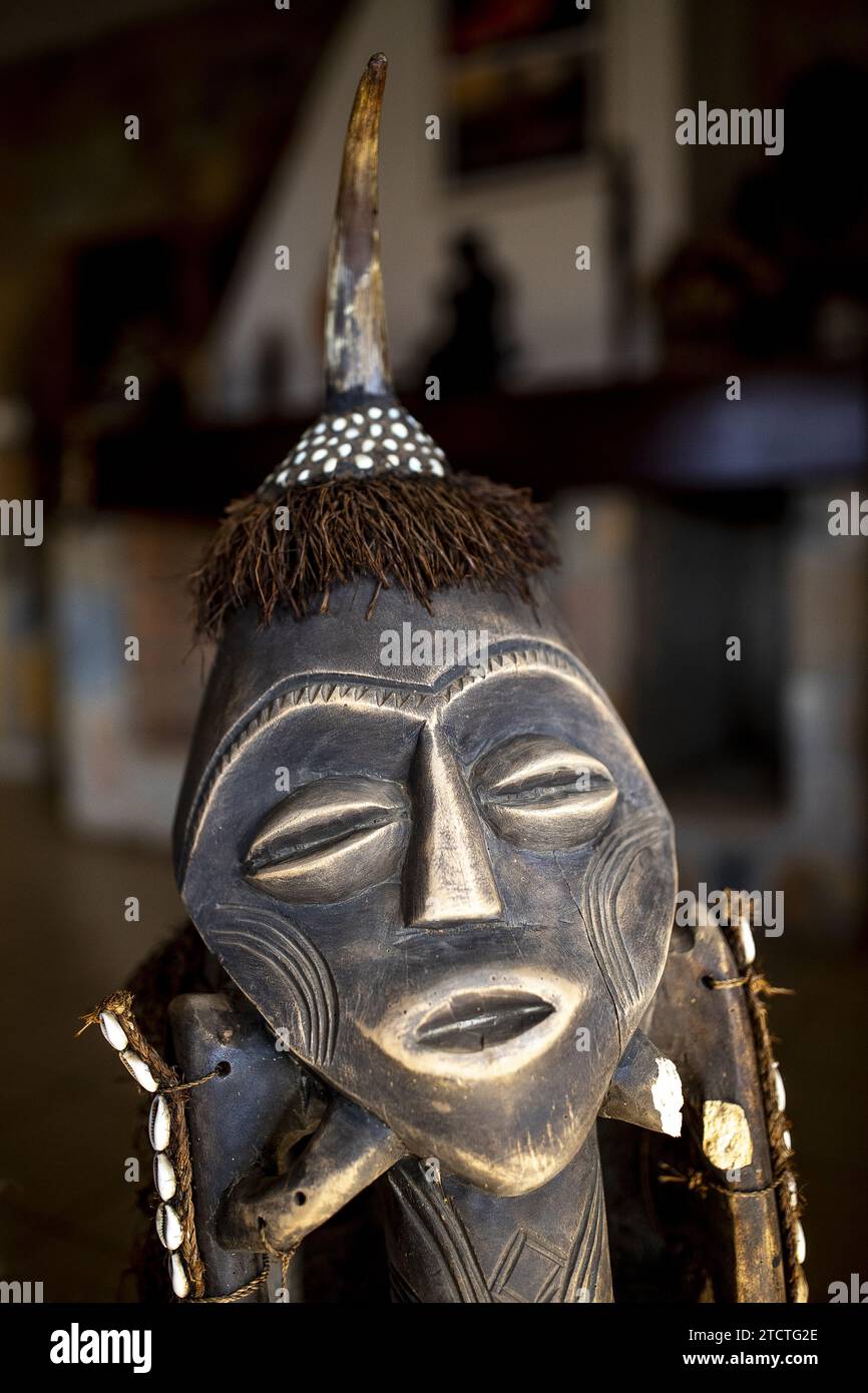 Congolese mask hi-res stock photography and images - Alamy