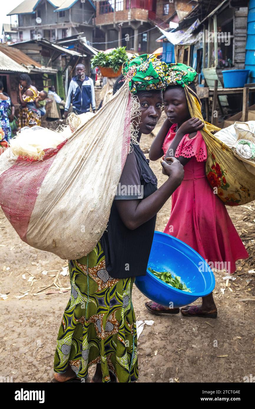 Women carrying loads on their head and backs in Bukavu, DRCs Stock ...