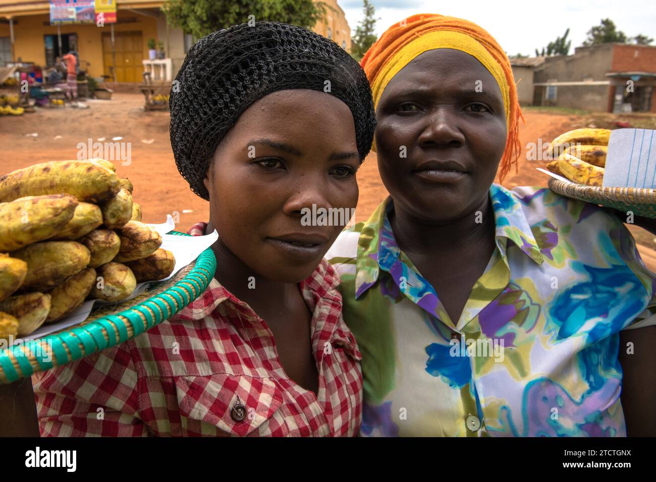 Women selling fruit along the Kampala - Gulu road Stock Photo - Alamy