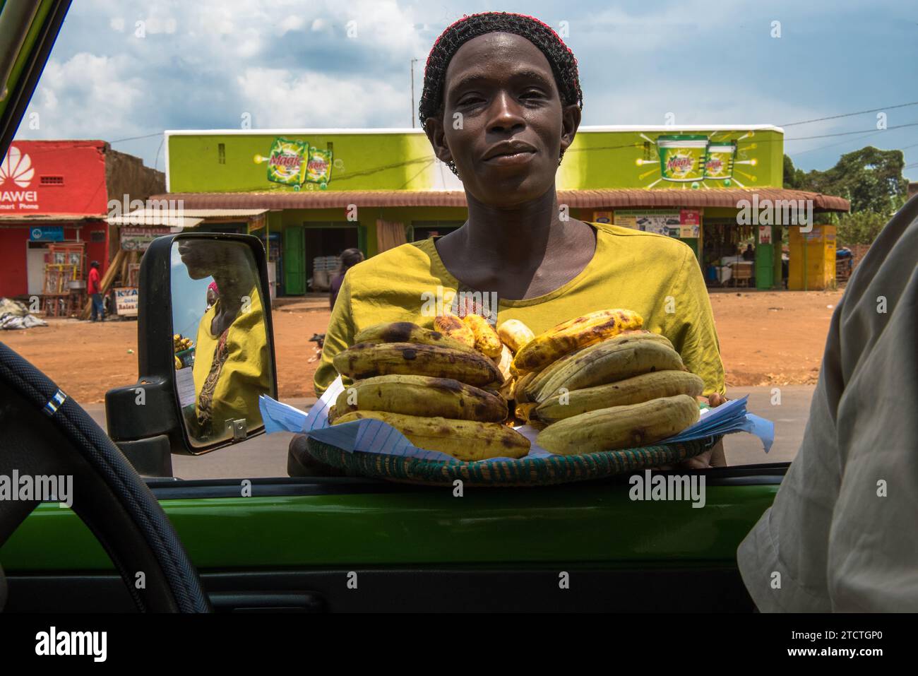 Woman selling fruit along the Kampala - Gulu road Stock Photo - Alamy
