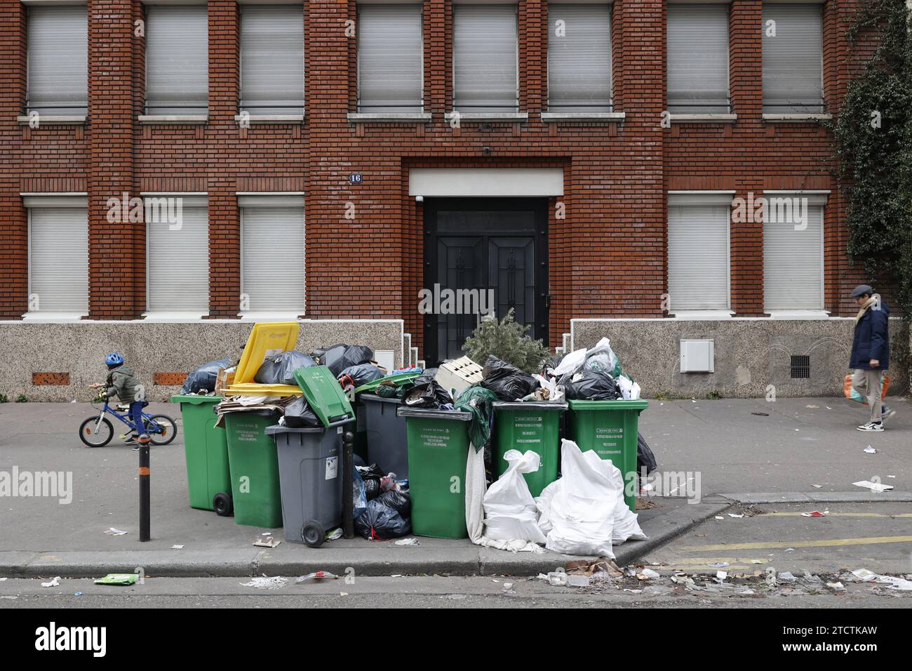 Garbage piling up during a trash collectors‰Ûª strike in Paris, France ...