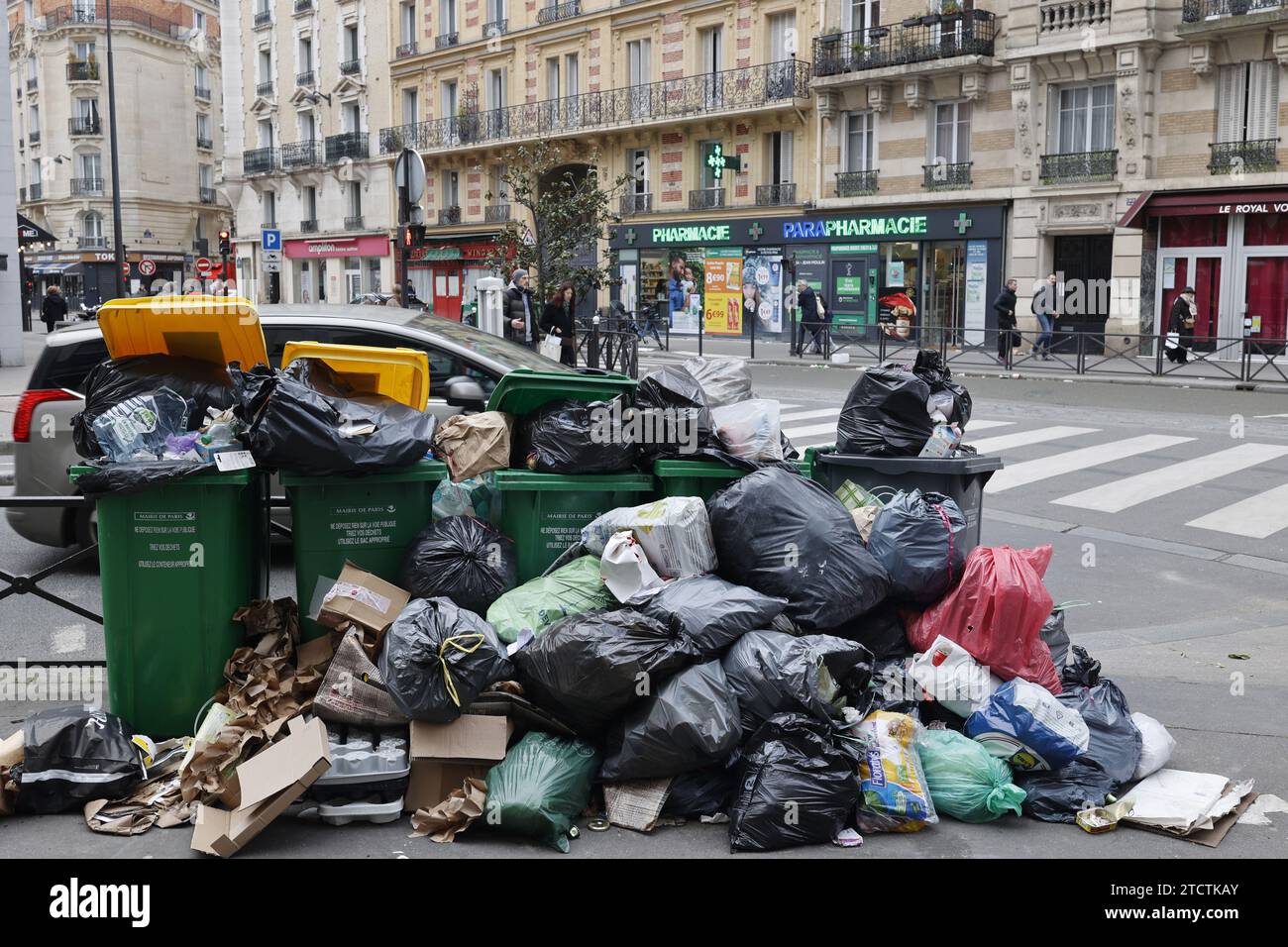 Garbage piling up during a trash collectors‰Ûª strike in Paris, France ...
