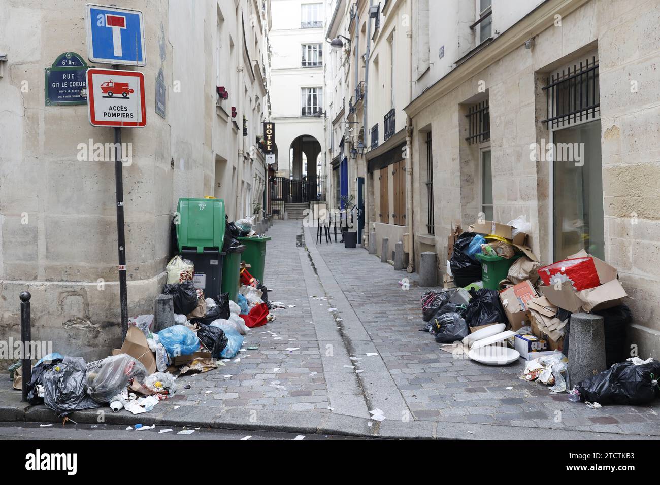 Garbage piling up during a trash collectors‰Ûª strike in Paris, France ...