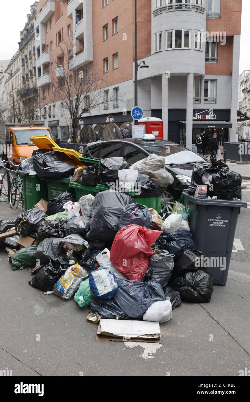 Garbage piling up during a trash collectors‰Ûª strike in Paris, France ...
