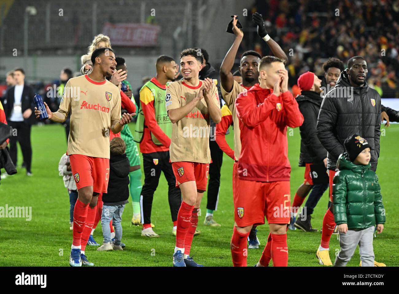 players of Lens with Morgan Guilavogui (27) of RC Lens and Neil El ...