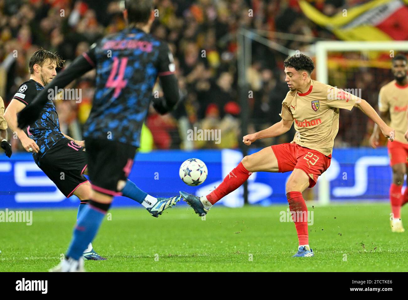 Ivan Rakitic (10) of Sevilla fighting for the ball with Neil El Aynaoui ...