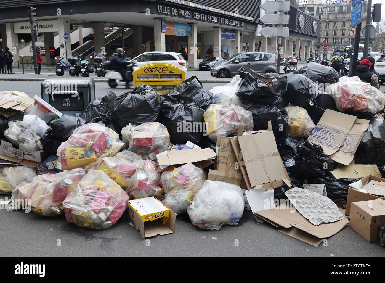 Garbage piling up during a trash collectors‰Ûª strike in Paris, France ...