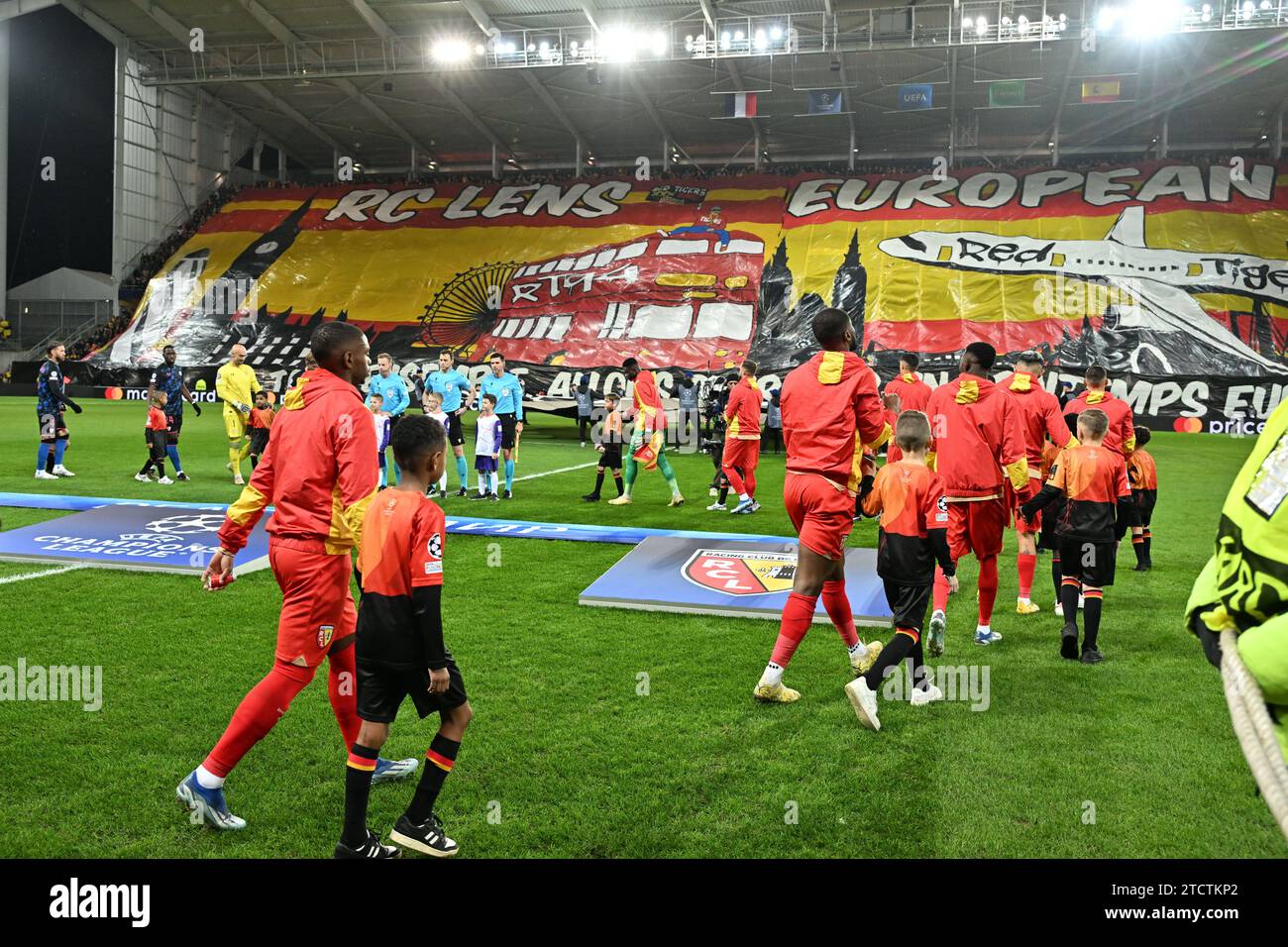 Lens, France. 12th Dec, 2023. players entering the pitch during the ...