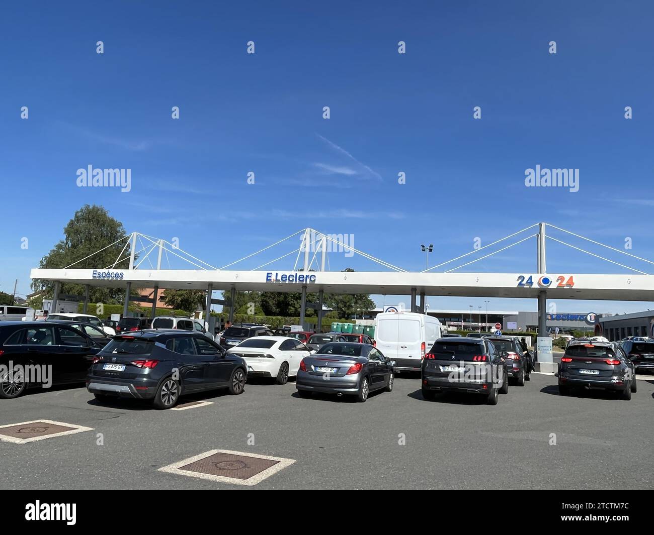 Cars lining hi-res stock photography and images - Alamy