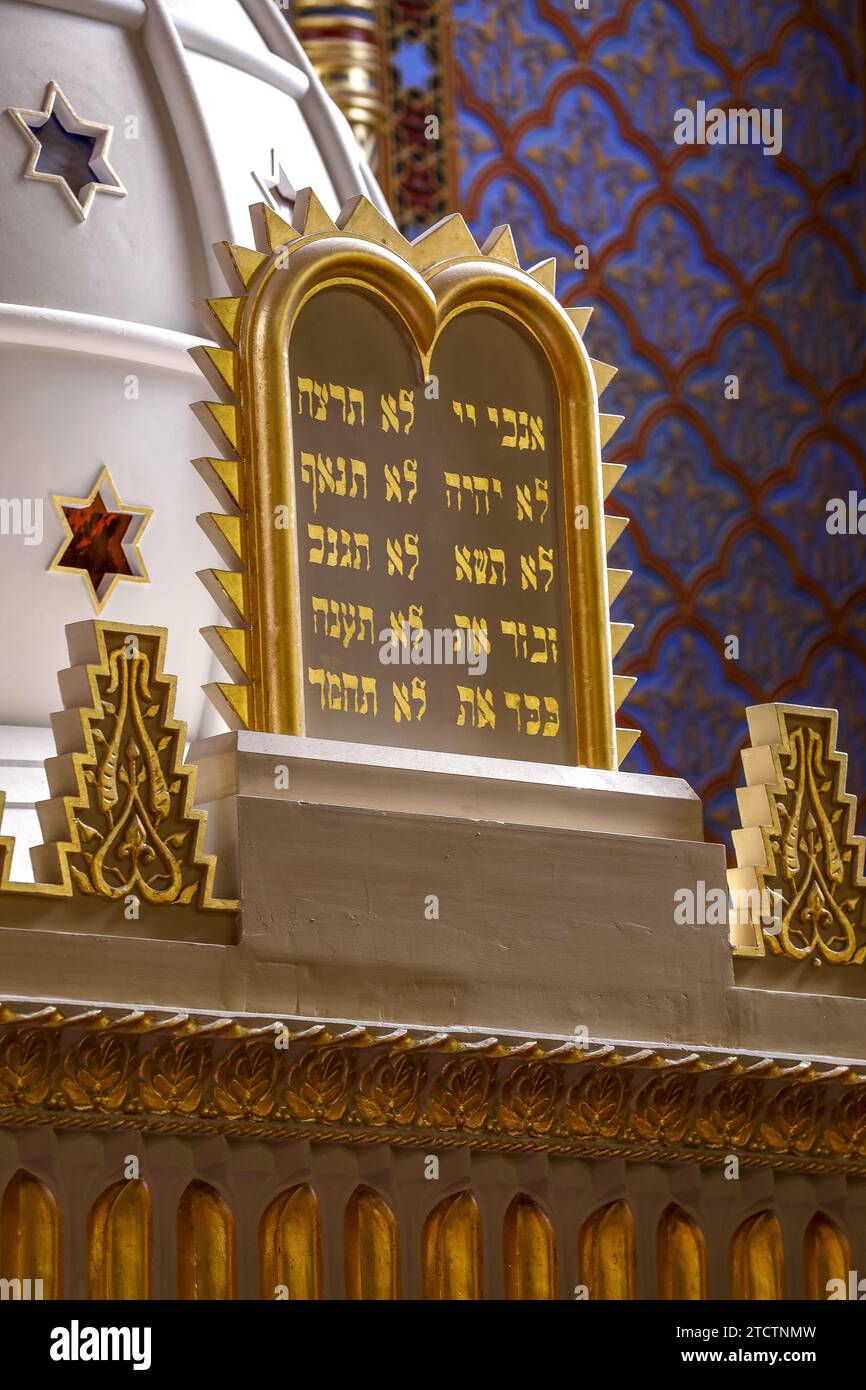 Tables de la loi judaïsme hi-res stock photography and images - Alamy