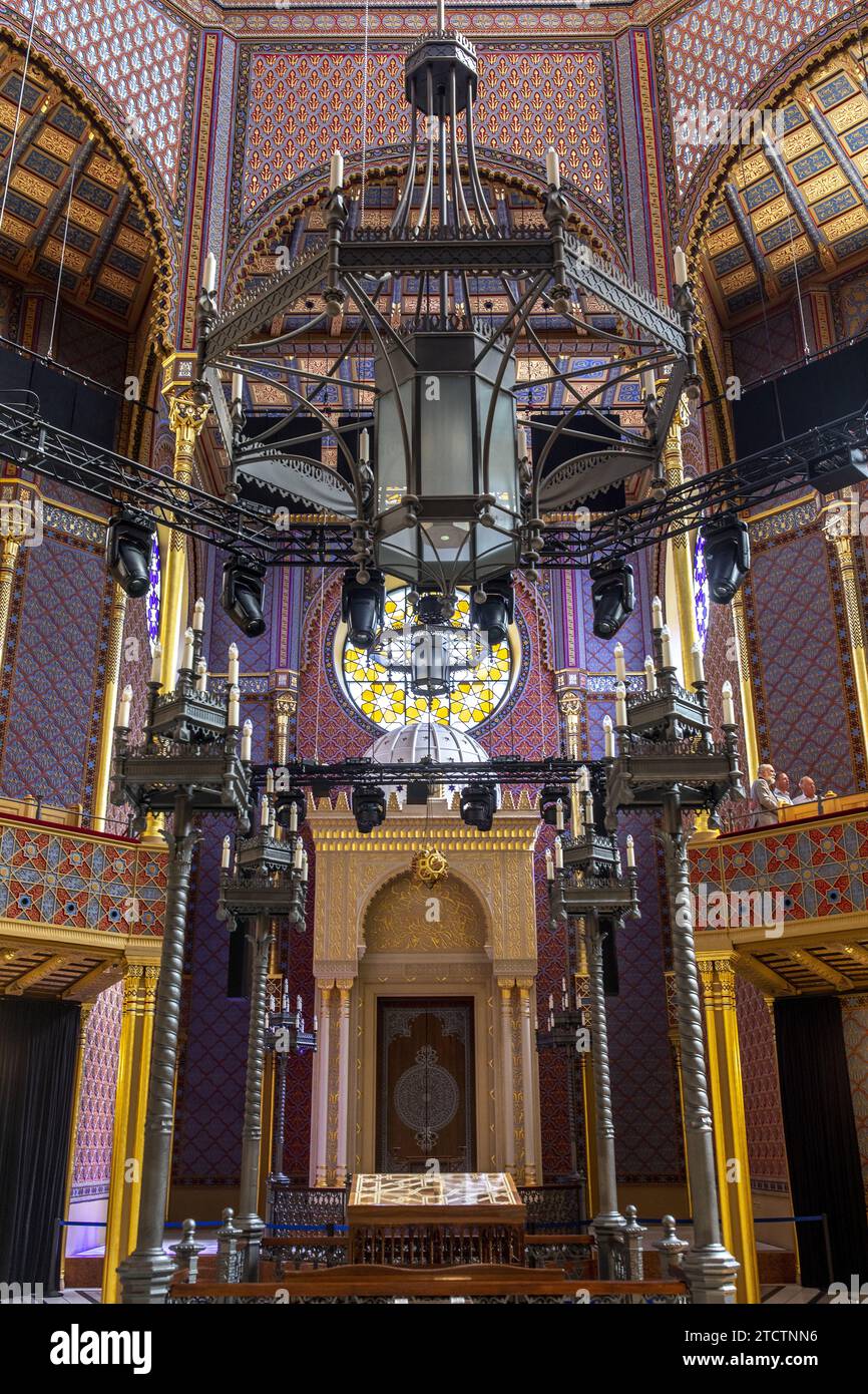 Synagogue bima hi-res stock photography and images - Alamy