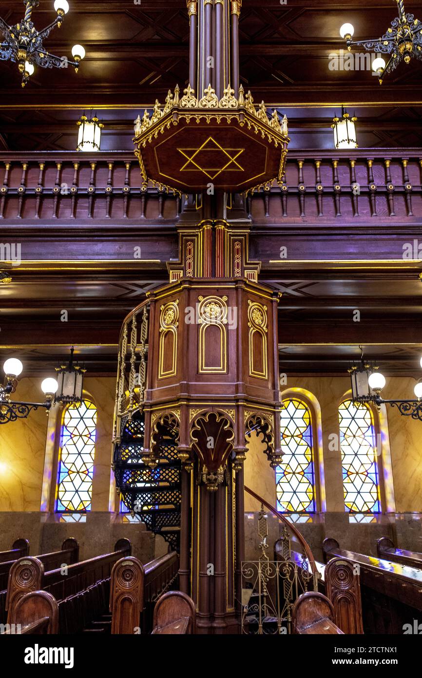 Great synagogue of Budapest, Hungary. Pulpit Stock Photo - Alamy