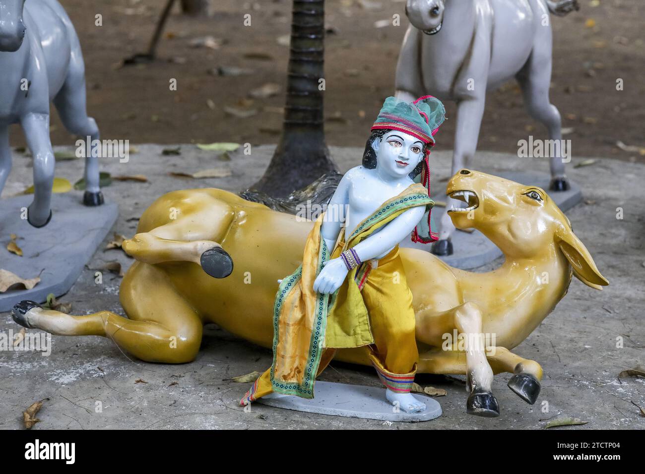 Murthis (statues) in Govardhan Ecovillage, Maharashtra, India. Krishna ...