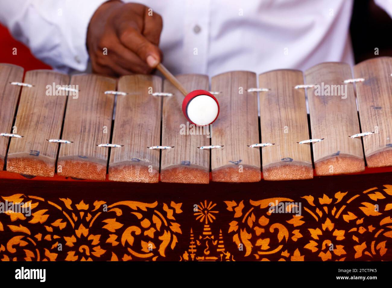 Gamelan instruments hi-res stock photography and images - Alamy