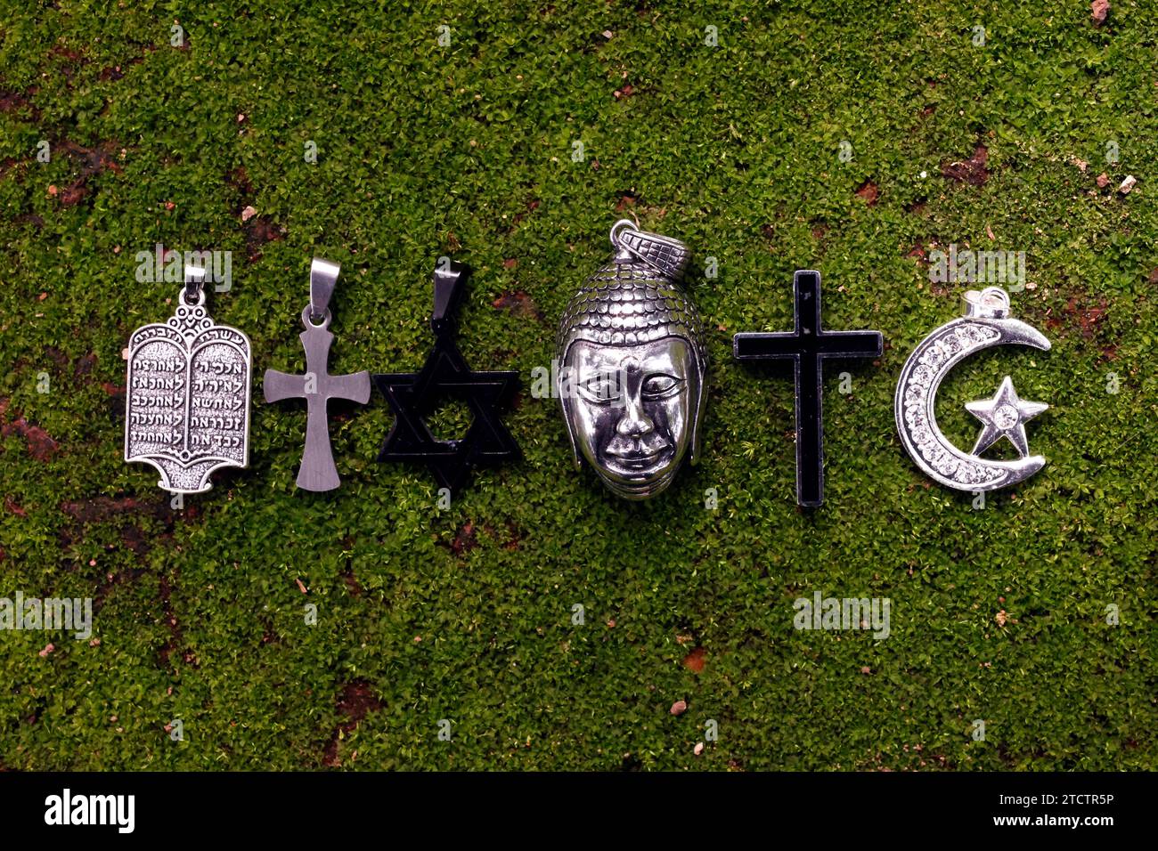 Religious symbols : Catholic, Islam, Judaism, Orthodox, Protestant ...