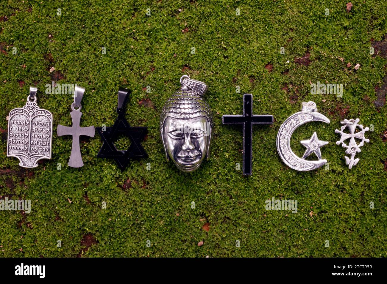 Religious symbols : Catholic, Islam, Judaism, Orthodox, Protestant ...