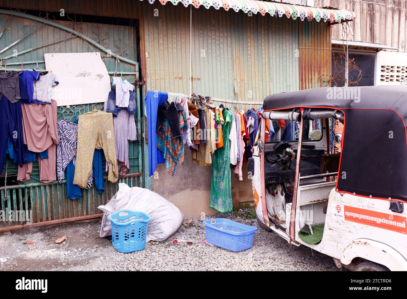 Front of auto rickshaw hi-res stock photography and images - Alamy