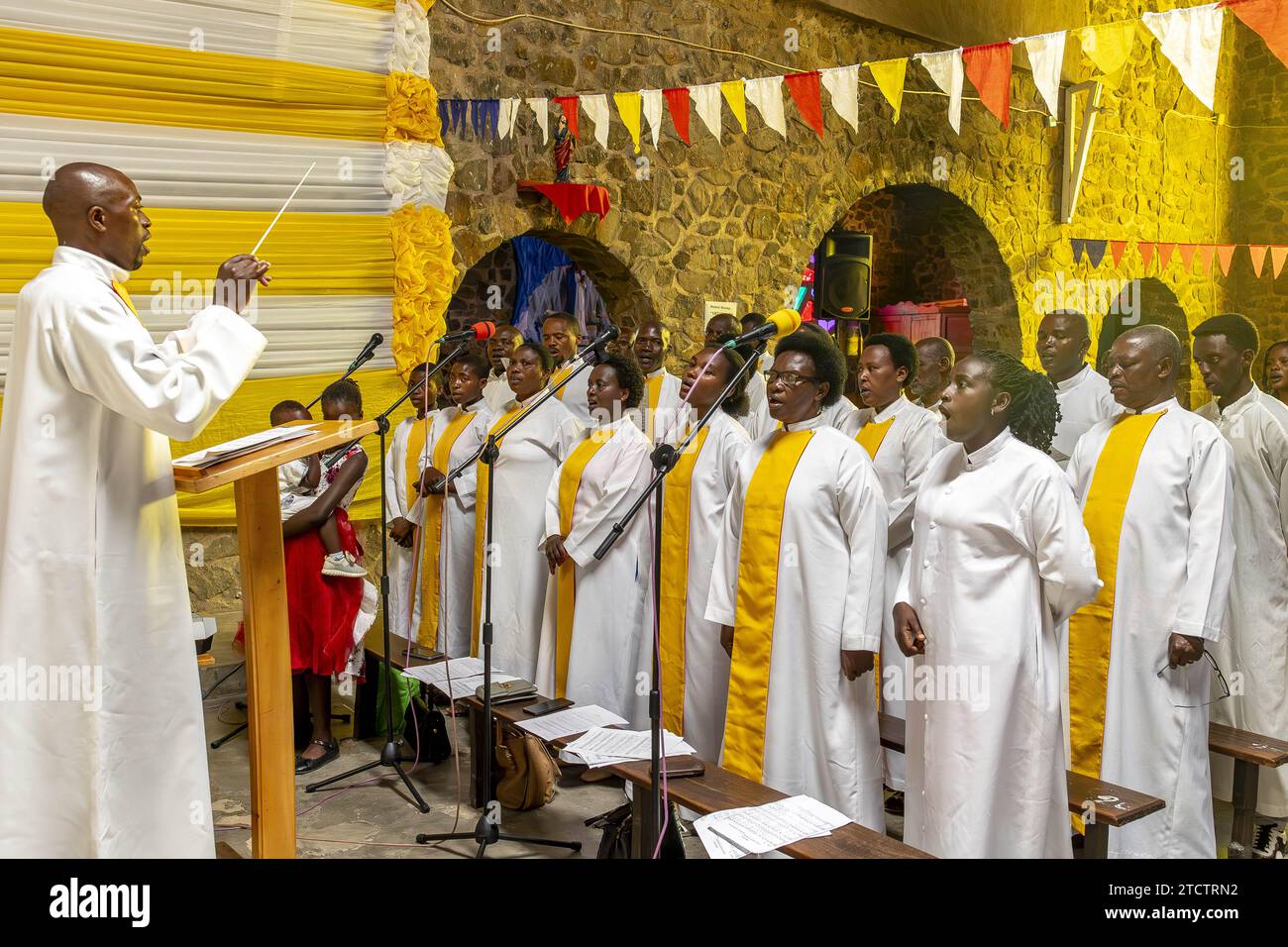 Gospel choir singing church hi-res stock photography and images - Alamy