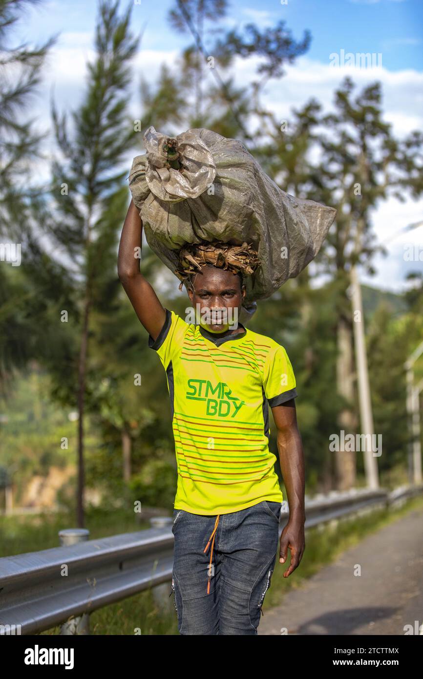 Man carrying sack on head hi-res stock photography and images - Alamy