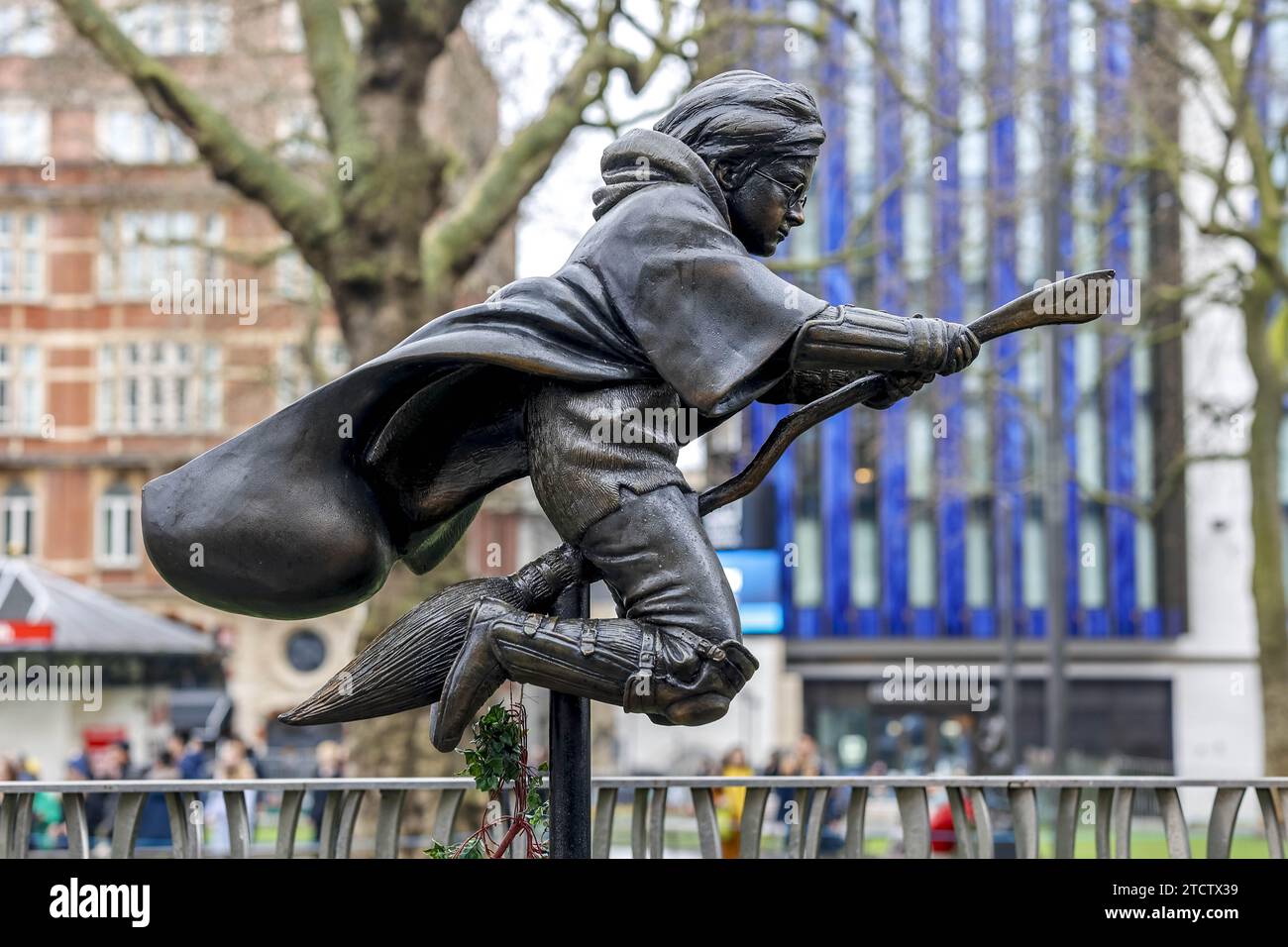 Harry potter statue hi-res stock photography and images - Alamy