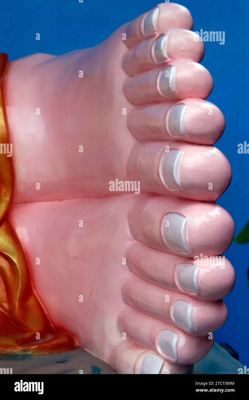 Giant feet sculpture hi-res stock photography and images - Alamy