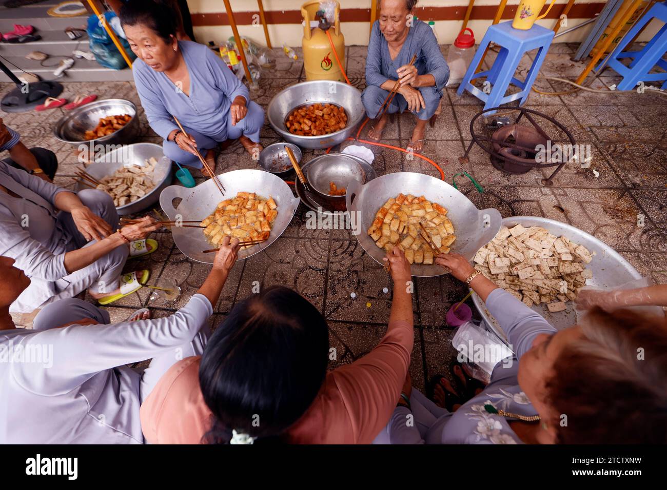 Phuoc Hue buddhist pagoda. Coocking vegetarian meal for buddhist monks ...