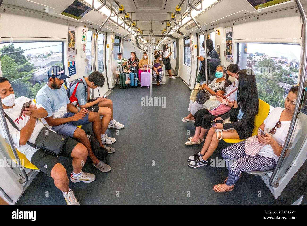 (231214) -- BANGKOK, Dec. 14, 2023 (Xinhua) -- Passengers take the ...