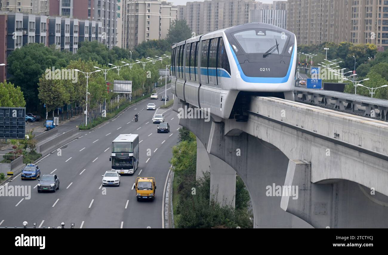 (231214) -- WUHU, Dec. 14, 2023 (Xinhua) -- A monorail train runs in ...