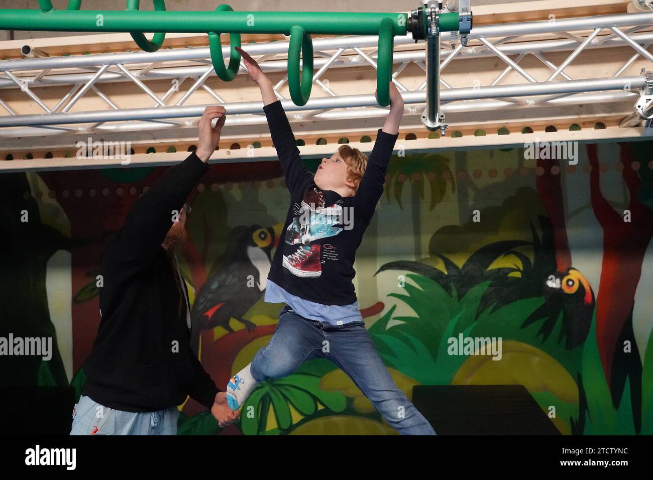 David Eilenstein erklärt Max den Kurs auf dem Kinder-Parcours ...