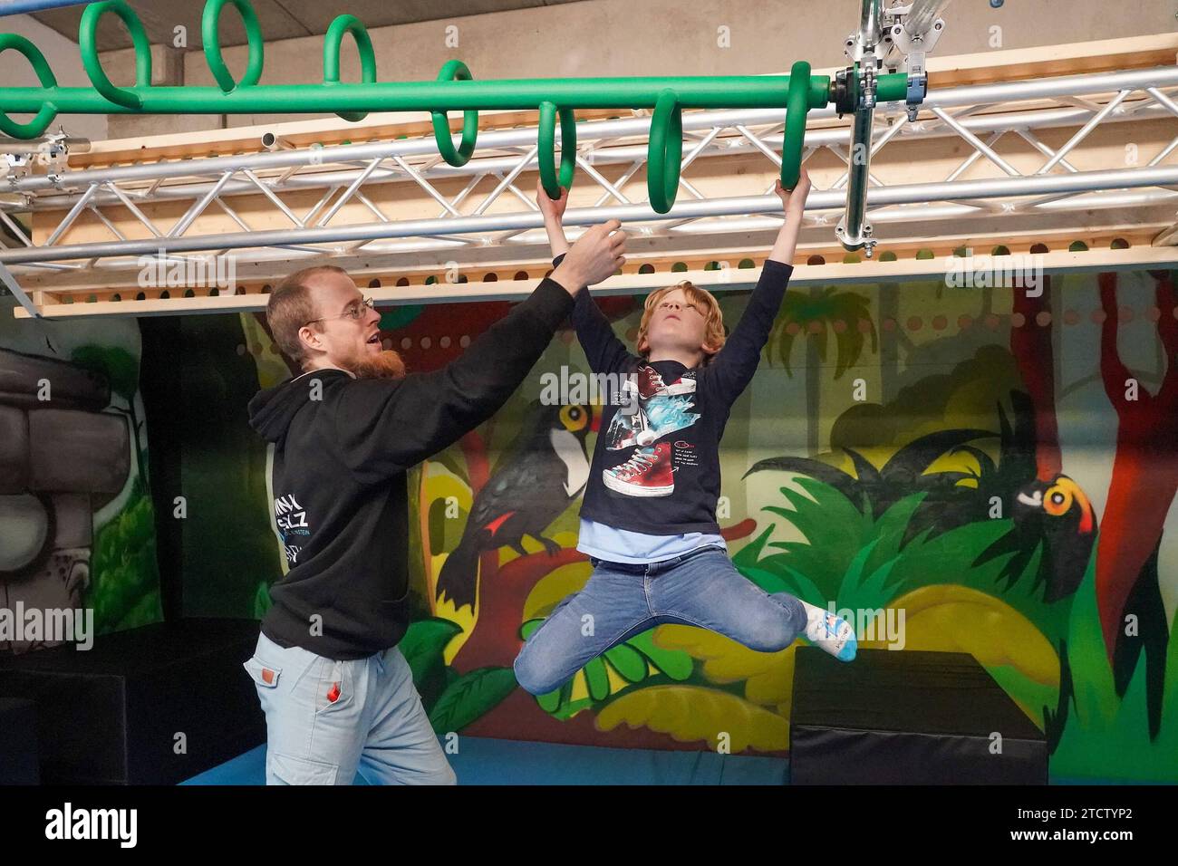 David Eilenstein erklärt Max den Kurs auf dem Kinder-Parcours ...