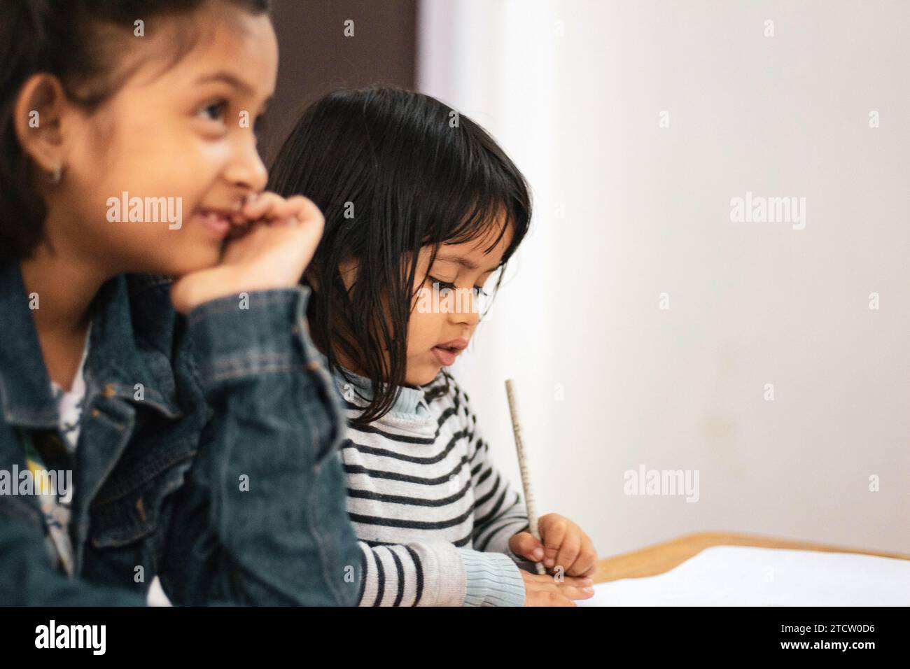 Secondary school children back hi-res stock photography and images - Alamy