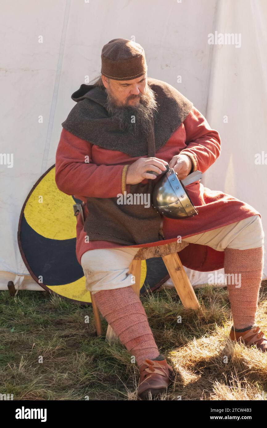 Man polishing hi-res stock photography and images - Alamy