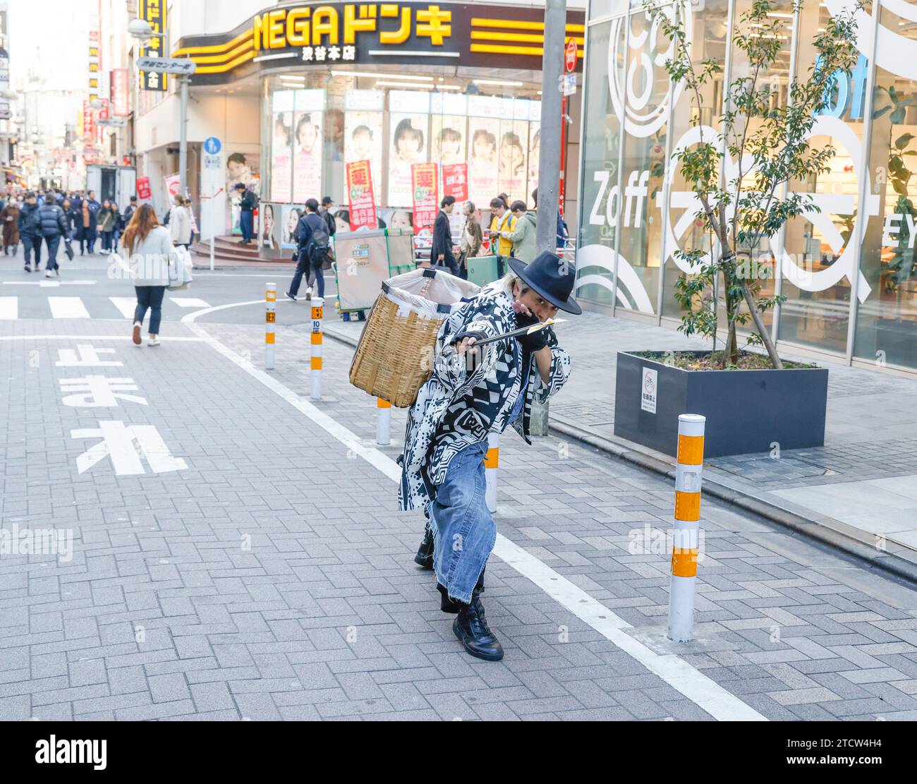 SAMURAI WHO PICK UP LITTER IN SHIBUYA STREETS TOKYO Stock Photo - Alamy