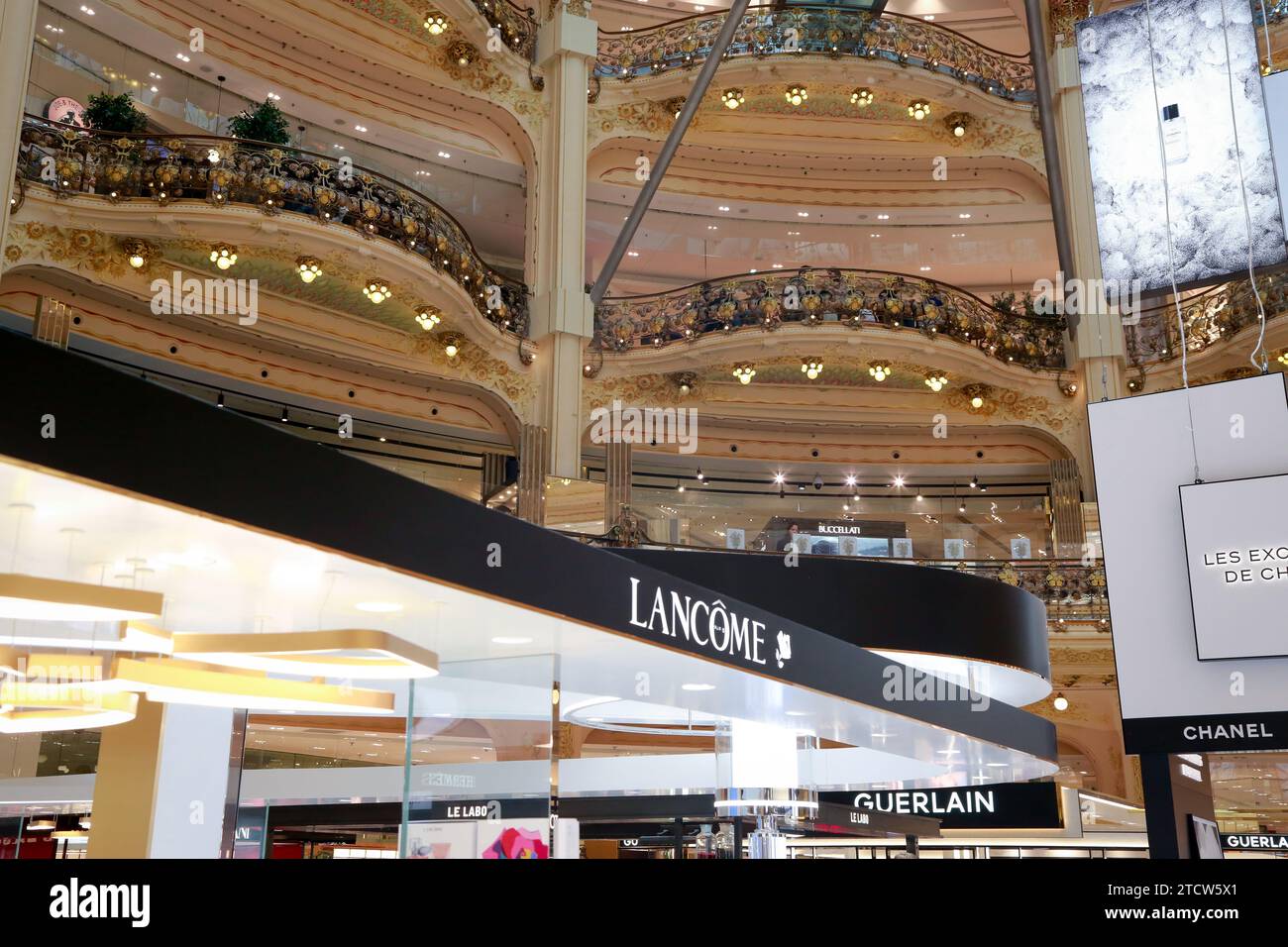 Galerie Lafayette, interiors, Paris: beauty shops and branded windows in the most famous store ...