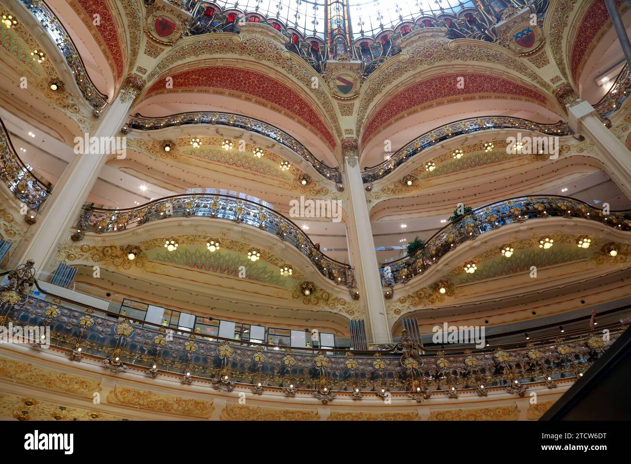 Galerie Lafayette, interiors, Paris: beauty shops and branded windows in the most famous store ...