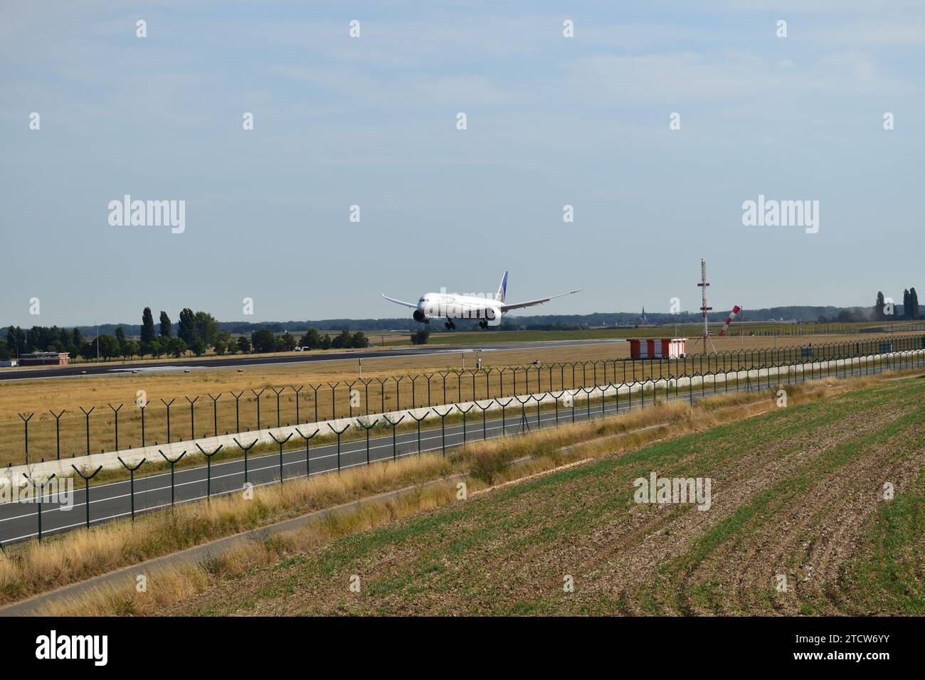 Boeing 787 dreamliner landing gear hi-res stock photography and images ...
