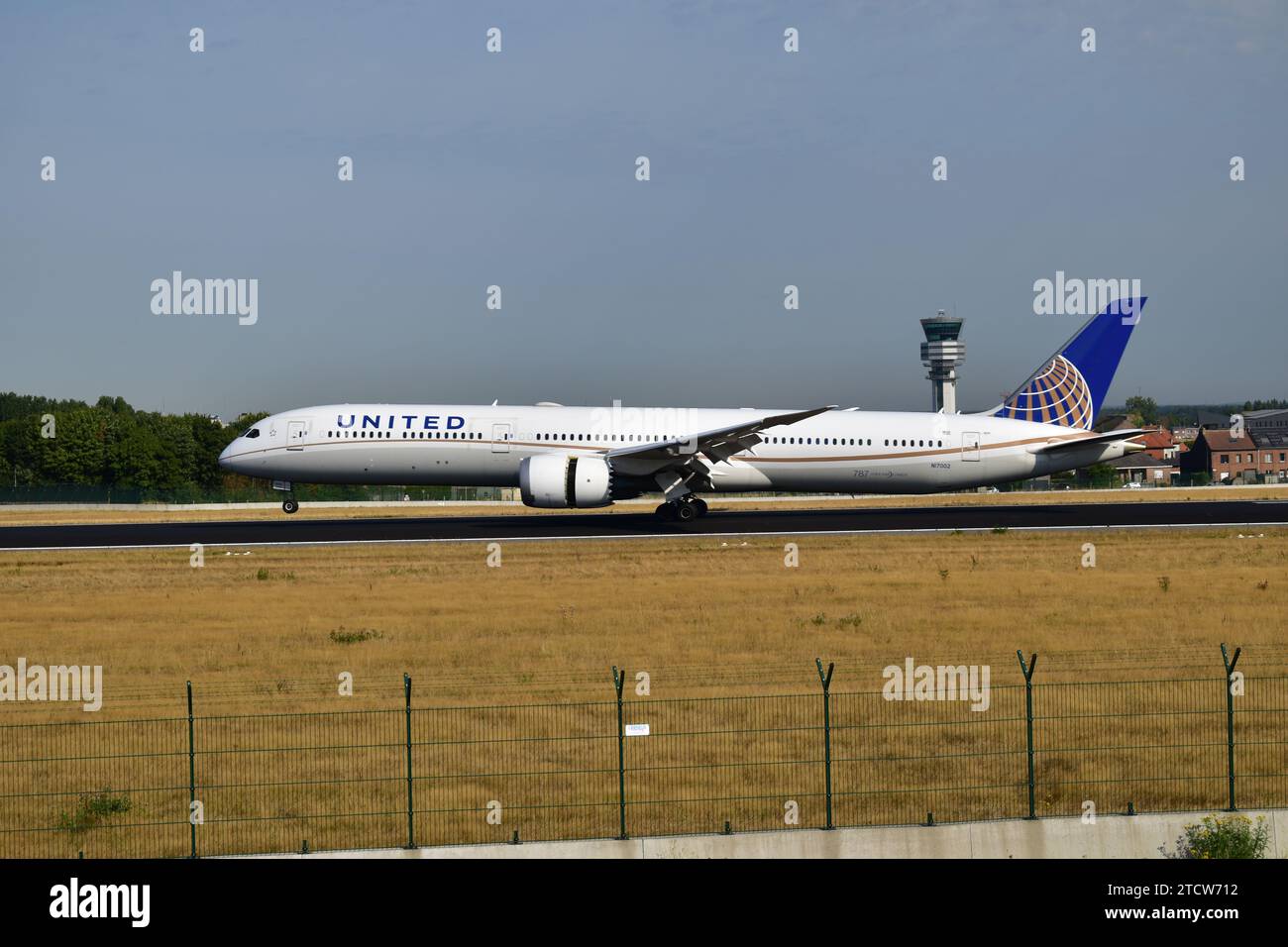 United Airlines Boeing 787 "Dreamliner" touching down on runway 25L at ...