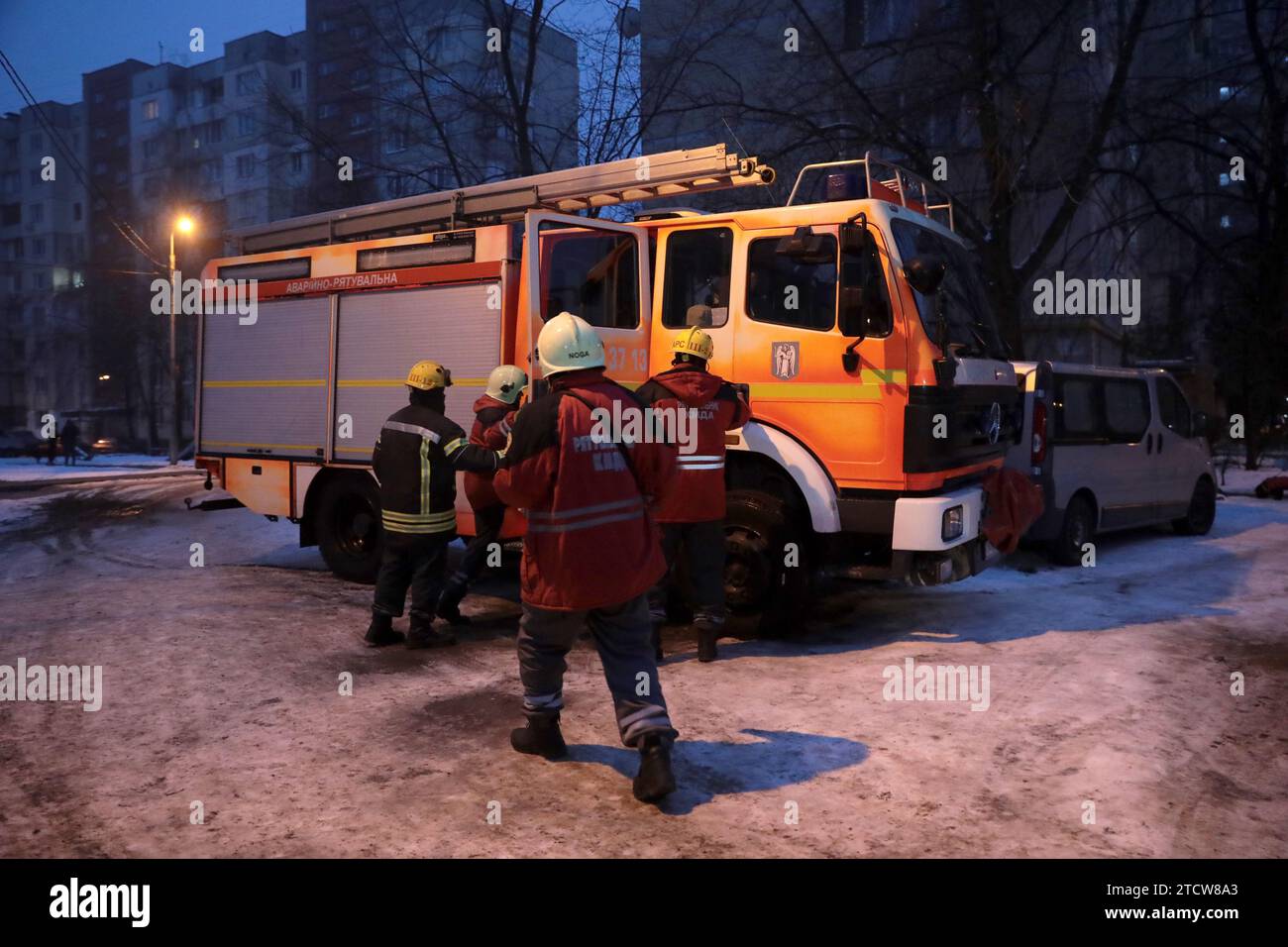 Non Exclusive: KYIV, UKRAINE - DECEMBER 13, 2023 - Rescuers stay by a ...