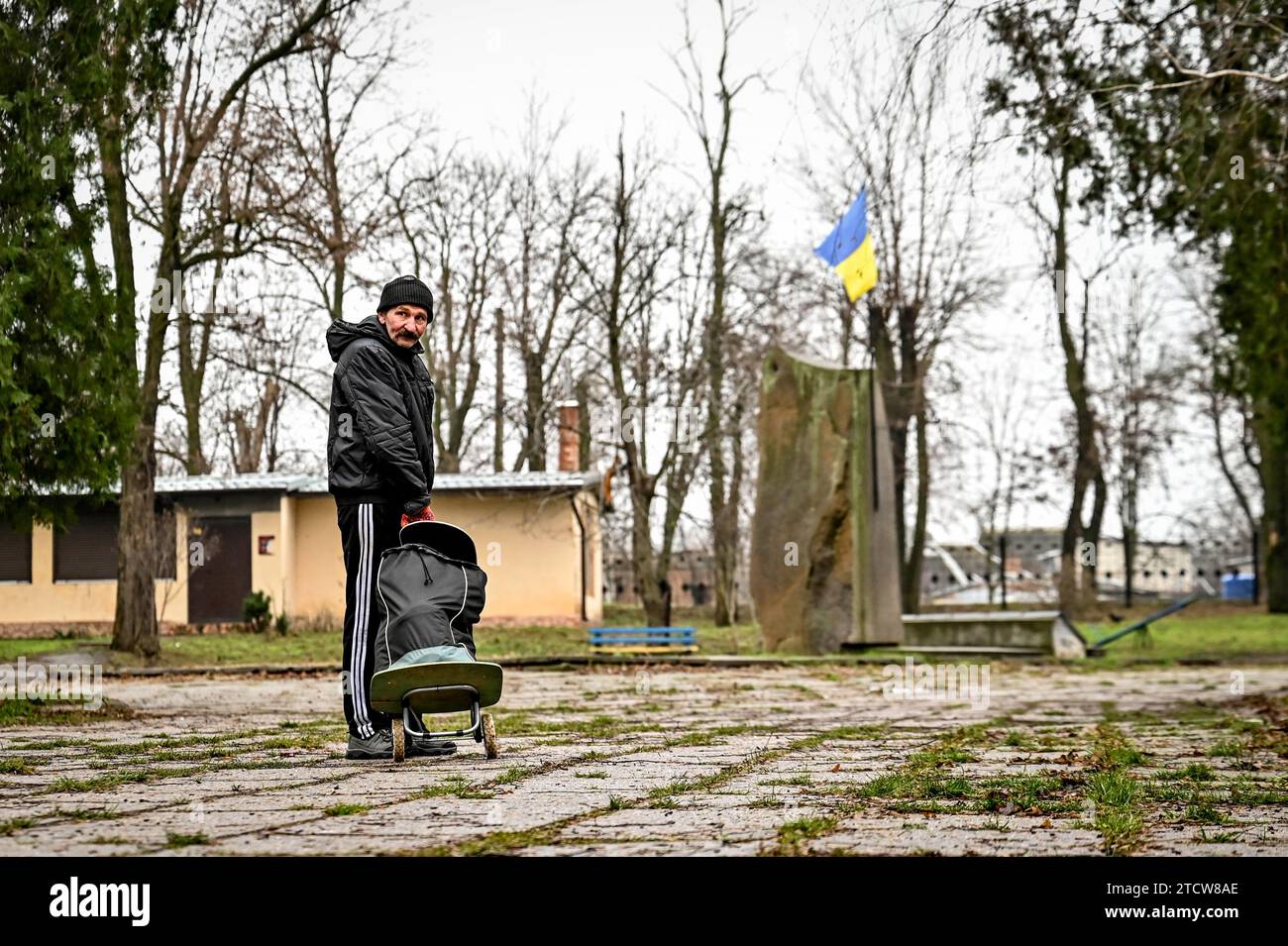 Non Exclusive: MARHANETS, UKRAINE - DECEMBER 12, 2023 - A man pulls a ...